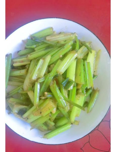 素炒芹菜怎么炒才脆_素炒芹菜需要焯水吗-第2张图片-山城妙识