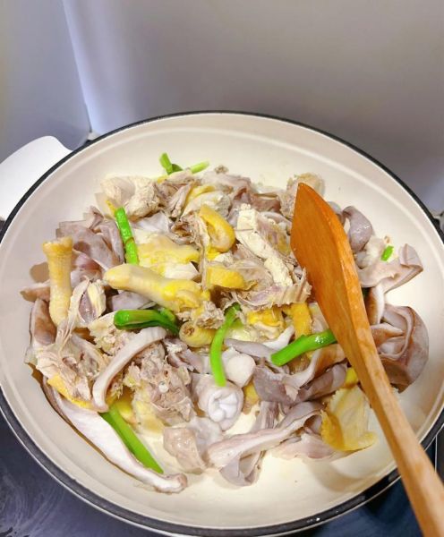 猪肚鸡怎么做才正宗_猪肚鸡正宗做法步骤-第1张图片-山城妙识