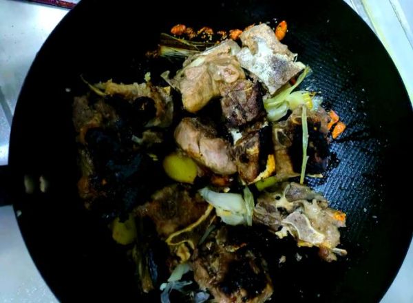 猪大骨头怎么炖才香_猪大骨头汤配料有哪些-第2张图片-山城妙识 猪大骨头怎么炖才香_猪大骨头汤配料有哪些-第2张图片-山城妙识