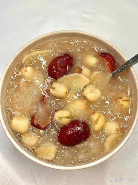 莲子银耳羹怎么煮_莲子银耳羹要泡多久-第3张图片-山城妙识