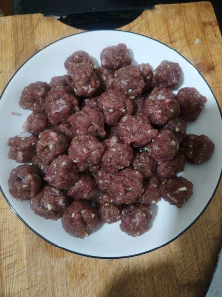 炸牛肉丸子怎样调馅_牛肉丸子馅怎么调才嫩-第2张图片-山城妙识