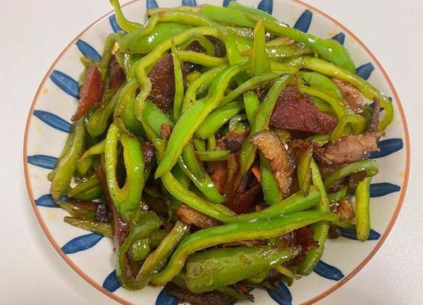 青椒炒腊肉怎么炒好吃_青椒炒腊肉的家常做法-第3张图片-山城妙识