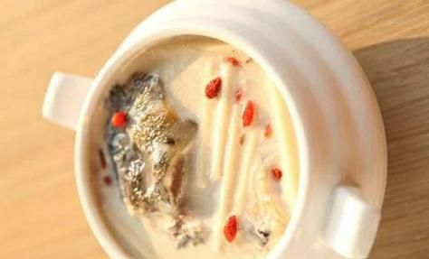 月子鲫鱼汤怎么炖好喝又营养_产妇鲫鱼汤放什么食材-第2张图片-山城妙识