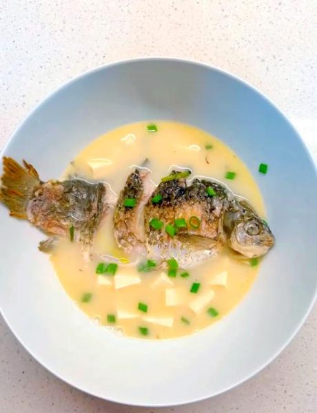 月子鲫鱼汤怎么炖好喝又营养_产妇鲫鱼汤放什么食材-第3张图片-山城妙识
