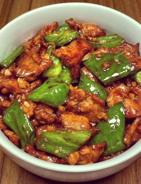 尖椒炒肉怎么做_尖椒炒肉家常做法-第1张图片-山城妙识