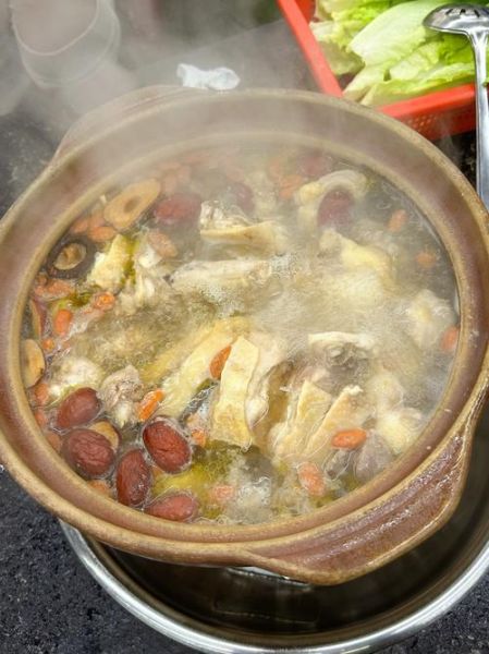 在家炖鸡用什么锅最好_炖鸡需要焯水吗-第1张图片-山城妙识