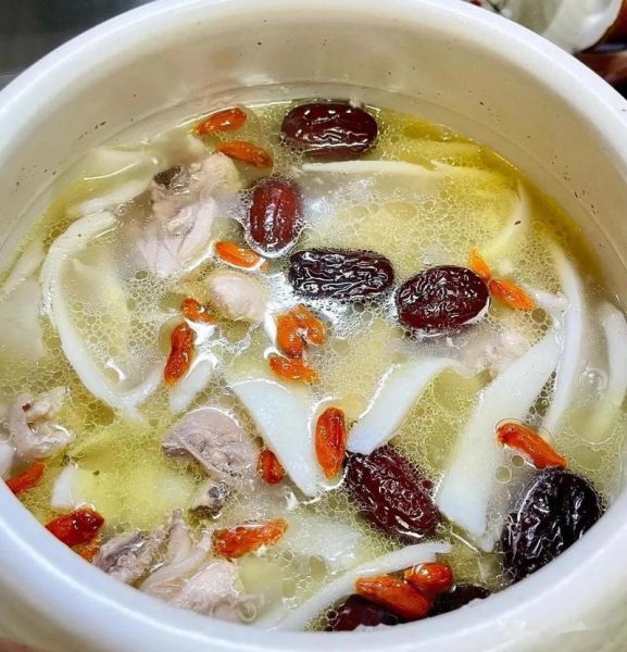 在家炖鸡用什么锅最好_炖鸡需要焯水吗-第3张图片-山城妙识