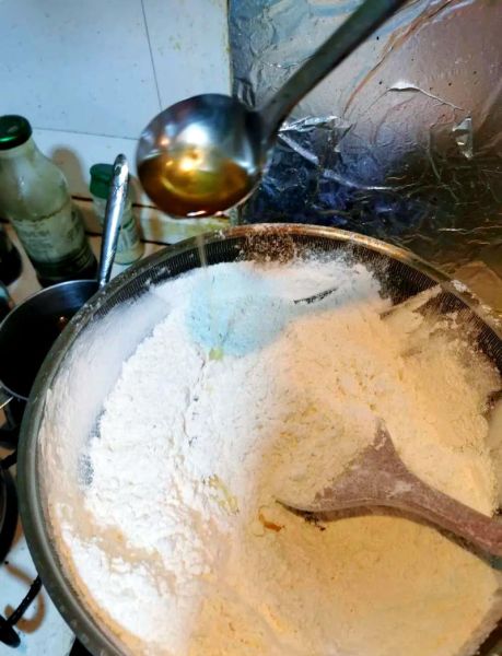 炒油茶面放油的比例是多少_油茶面油放多了怎么办-第3张图片-山城妙识 炒油茶面放油的比例是多少_油茶面油放多了怎么办-第3张图片-山城妙识