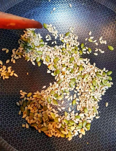 炒油茶面放油的比例是多少_油茶面油放多了怎么办-第2张图片-山城妙识 炒油茶面放油的比例是多少_油茶面油放多了怎么办-第2张图片-山城妙识