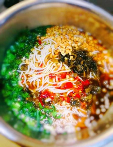 凉拌米线用什么调料_正宗云南味怎么调-第1张图片-山城妙识