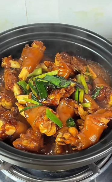 羊蹄怎么做好吃_羊蹄的做法大全视频-第1张图片-山城妙识