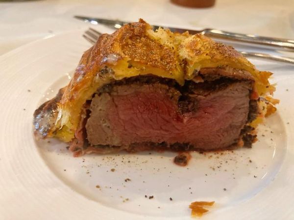 惠灵顿牛排好吃吗_惠灵顿牛排口感怎么样-第1张图片-山城妙识