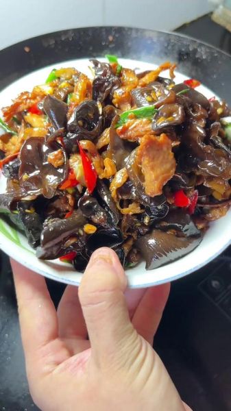 木耳炒肉片怎么炒才嫩_木耳炒肉片的家常做法-第3张图片-山城妙识