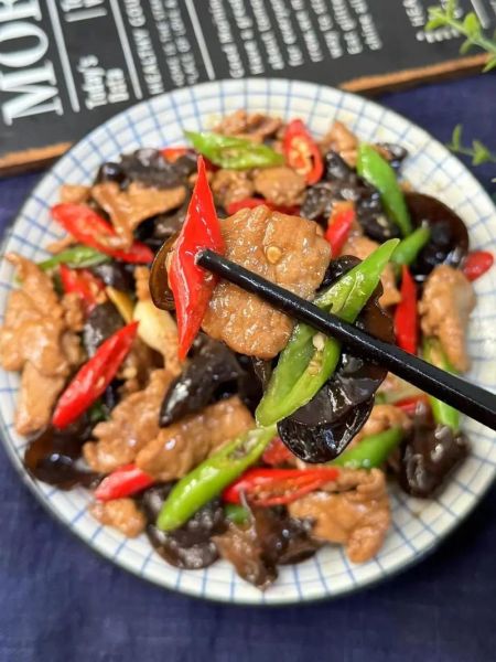 肉片炒木耳怎么做_木耳炒肉片需要焯水吗-第1张图片-山城妙识