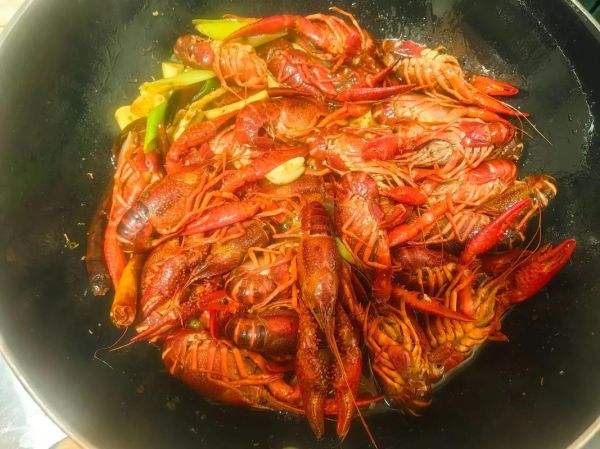 爆炒龙虾怎么做_爆炒龙虾需要焯水吗-第3张图片-山城妙识