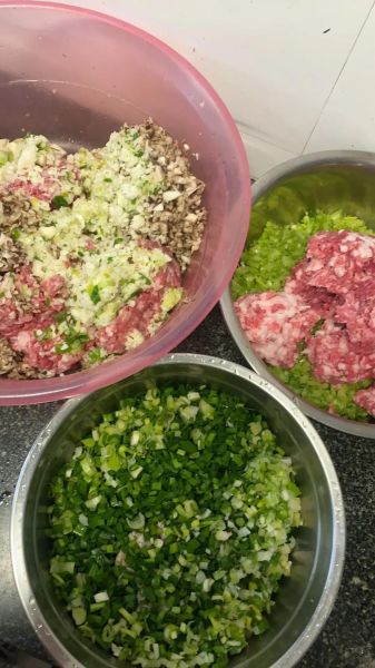 芹菜猪肉饺子馅怎么调才香_芹菜猪肉饺子馅的配料比例-第1张图片-山城妙识