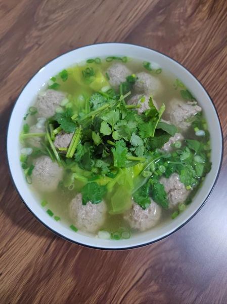 牛肉丸子汤里放什么菜_牛肉丸子汤配菜推荐-第1张图片-山城妙识 牛肉丸子汤里放什么菜_牛肉丸子汤配菜推荐-第1张图片-山城妙识