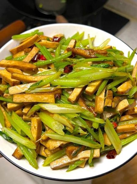 芹菜炒香干先炒芹菜还是先炒香干_怎么炒不碎-第3张图片-山城妙识 芹菜炒香干先炒芹菜还是先炒香干_怎么炒不碎-第3张图片-山城妙识