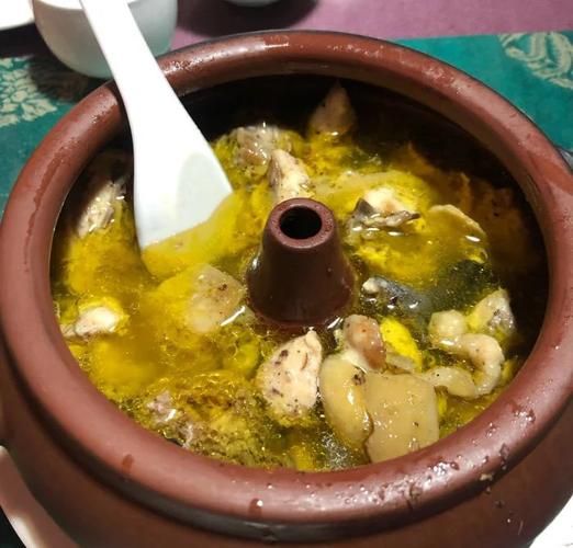 汽锅鸡正宗做法放水吗_汽锅鸡要不要加水-第1张图片-山城妙识