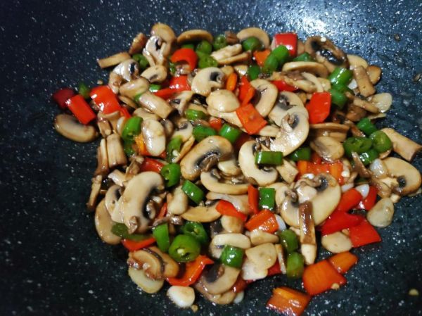 白蘑菇怎么炒好吃_白蘑菇的家常做法-第3张图片-山城妙识