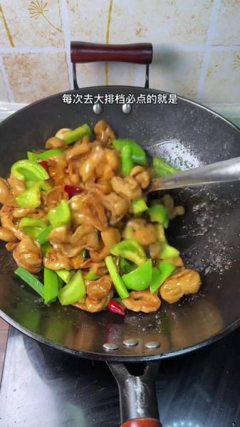 尖椒炒肥肠怎么做好吃_肥肠去腥小窍门-第3张图片-山城妙识