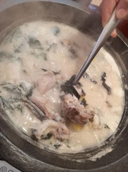 炖鱼汤用热水还是凉水_鱼汤变白的关键-第1张图片-山城妙识