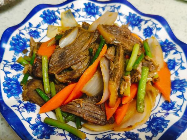 蒜苗炒牛肉片怎么做_家常做法步骤-第1张图片-山城妙识 蒜苗炒牛肉片怎么做_家常做法步骤-第1张图片-山城妙识