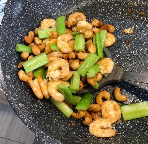 腰果虾仁怎么炒才脆_腰果虾仁家常做法步骤-第1张图片-山城妙识