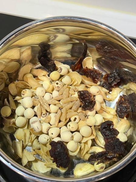 红豆莲子百合糖水的功效与做法_红豆莲子百合糖水孕妇能吃吗-第1张图片-山城妙识 红豆莲子百合糖水的功效与做法_红豆莲子百合糖水孕妇能吃吗-第1张图片-山城妙识