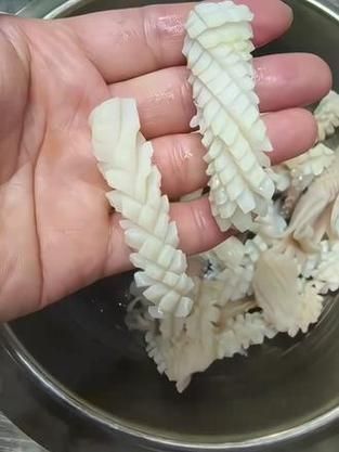 鱿鱼怎么切花刀_鱿鱼切花刀视频教程-第3张图片-山城妙识