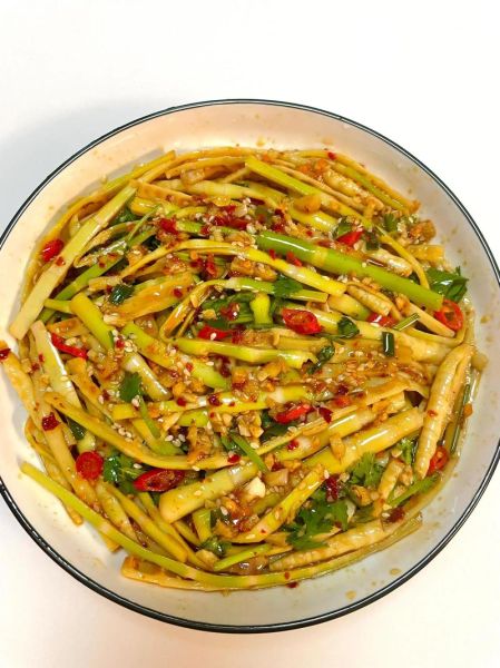 凉拌菜笋怎么做_凉拌菜笋要不要焯水-第1张图片-山城妙识