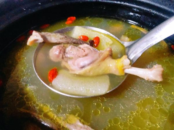 香菇鸭汤怎么炖好喝_香菇鸭汤的功效与禁忌-第1张图片-山城妙识