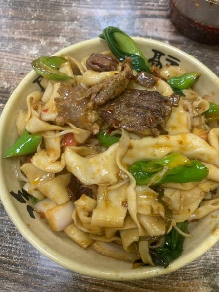 刀削面怎么削图解_刀削面削面技巧-第2张图片-山城妙识