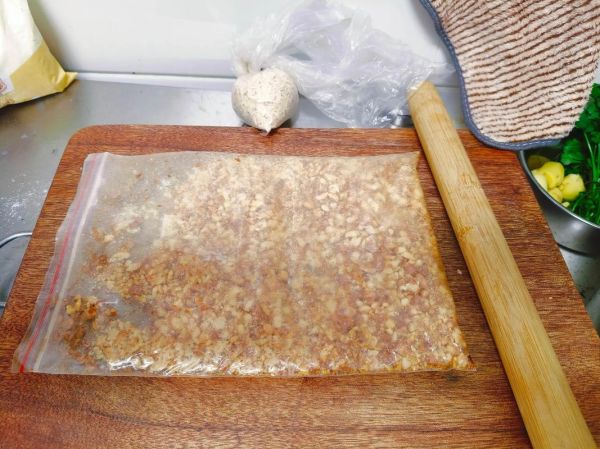 花生碎辣椒油怎么做_花生辣椒油的做法窍门-第1张图片-山城妙识