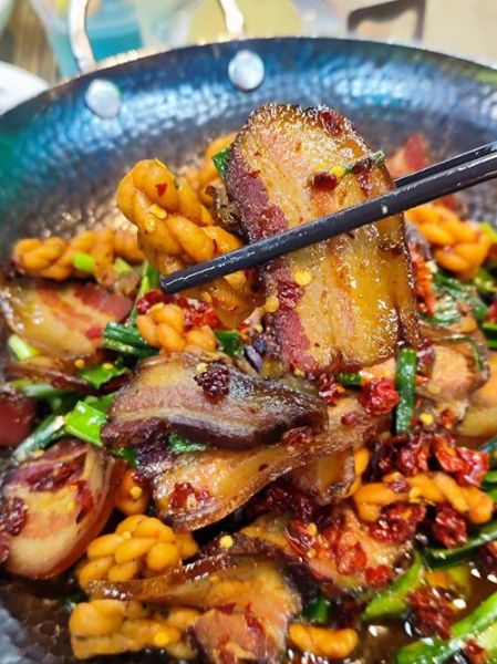 炒腊肉怎么炒才好吃_炒腊肉的家常做法-第3张图片-山城妙识