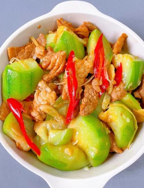 丝瓜炒肉怎么做好吃_丝瓜炒肉要不要焯水-第1张图片-山城妙识 丝瓜炒肉怎么做好吃_丝瓜炒肉要不要焯水-第1张图片-山城妙识