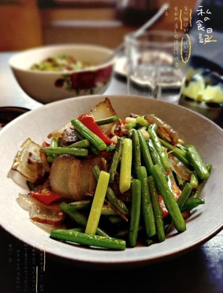 四川蒜苗炒腊肉怎么做_正宗腊肉炒蒜苗做法-第2张图片-山城妙识