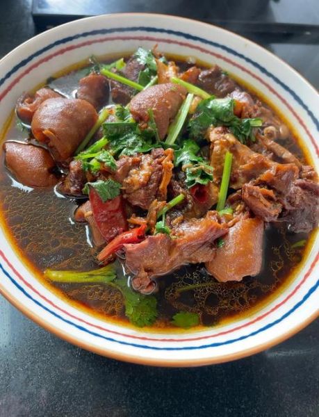 炖羊肉的家常做法放什么调料_炖羊肉去膻必备香料-第1张图片-山城妙识