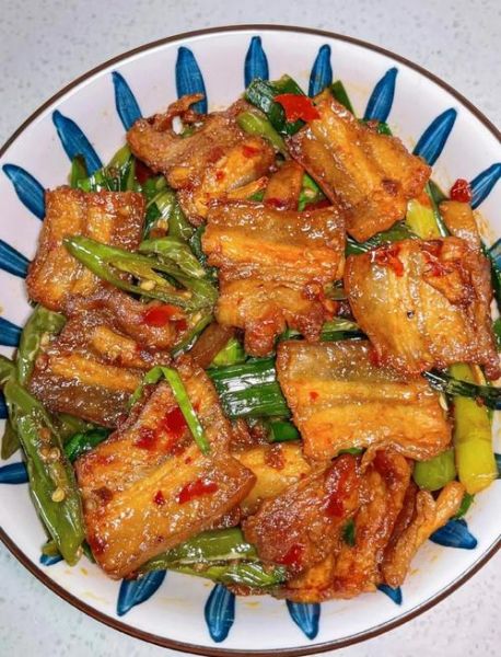 蒜苗回锅肉怎么炒好吃窍门_回锅肉蒜苗比例多少-第1张图片-山城妙识