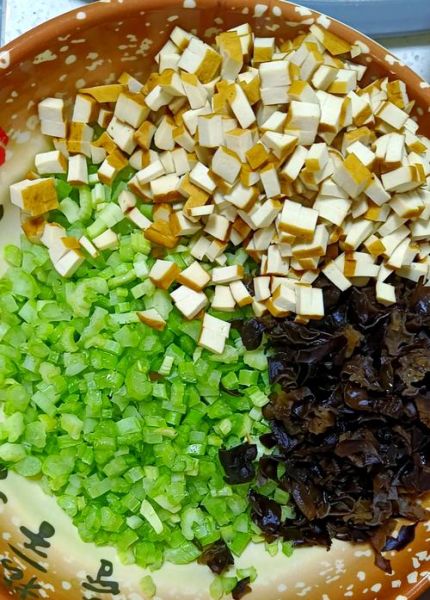 芹菜包子怎么做_芹菜包子馅怎么调才好吃-第1张图片-山城妙识 芹菜包子怎么做_芹菜包子馅怎么调才好吃-第1张图片-山城妙识