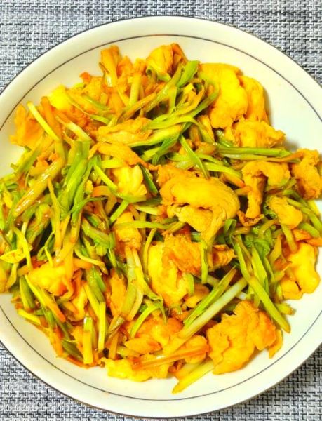 蒜黄搭配什么炒菜好吃_蒜黄炒蛋还是炒肉更香-第1张图片-山城妙识