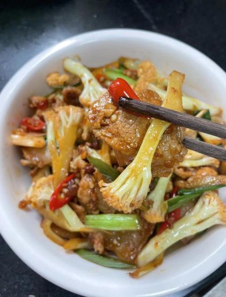 五花肉干锅花菜怎么做_花菜要不要焯水-第1张图片-山城妙识