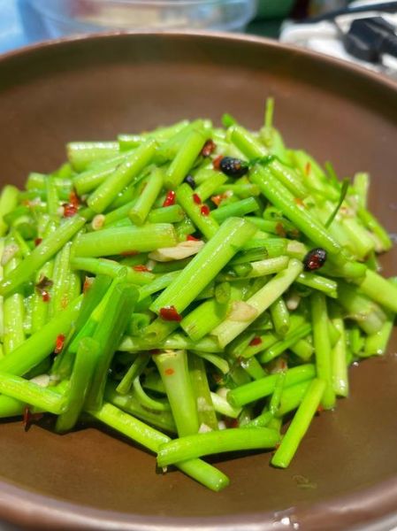 芹菜怎么炒好吃_芹菜怎么焯水才脆-第1张图片-山城妙识
