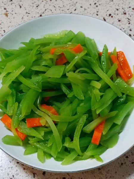 清炒莴笋怎么做好吃_清炒莴笋要不要焯水-第1张图片-山城妙识 清炒莴笋怎么做好吃_清炒莴笋要不要焯水-第1张图片-山城妙识