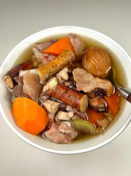 白茯苓块怎么吃_白茯苓块煲汤用量-第1张图片-山城妙识