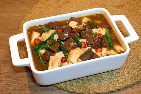 猪血煮豆腐歇后语下一句_猪血煮豆腐是什么意思-第3张图片-山城妙识