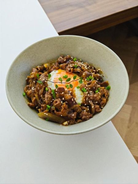 照烧肥牛饭怎么做_肥牛饭酱汁比例是多少-第1张图片-山城妙识 照烧肥牛饭怎么做_肥牛饭酱汁比例是多少-第1张图片-山城妙识