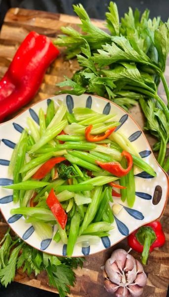 芹菜怎么炒好吃_芹菜的做法大全视频-第3张图片-山城妙识