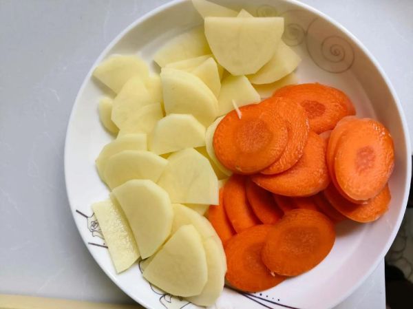 土豆炒洋葱怎么炒好吃_土豆炒洋葱要不要焯水-第1张图片-山城妙识 土豆炒洋葱怎么炒好吃_土豆炒洋葱要不要焯水-第1张图片-山城妙识