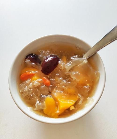 银耳莲子羹电饭煲做法_银耳莲子羹要煮多久-第1张图片-山城妙识 银耳莲子羹电饭煲做法_银耳莲子羹要煮多久-第1张图片-山城妙识